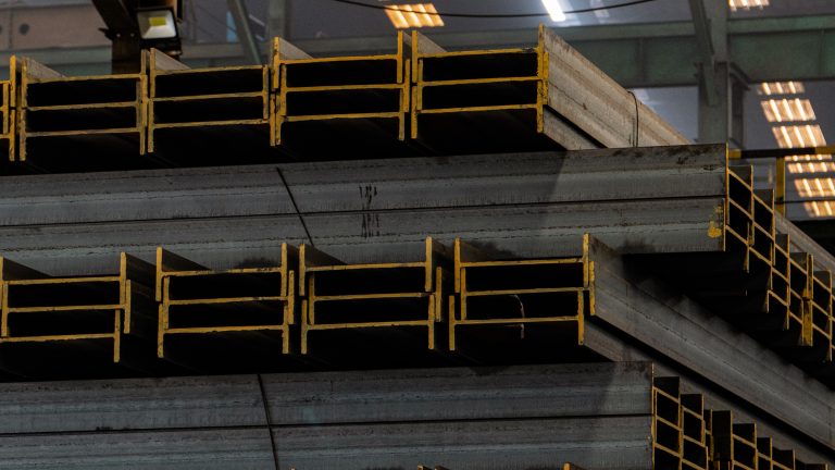 Stainless Steel: Digunakan di Mana-mana, Tapi Tahukah Anda? | Perwira Steel